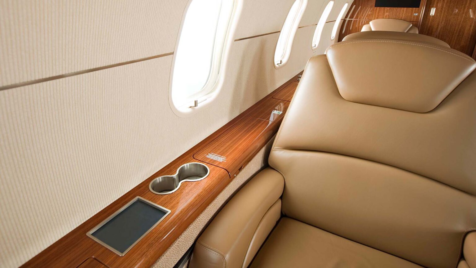 Bombardier Challenger 300 - JetFlo